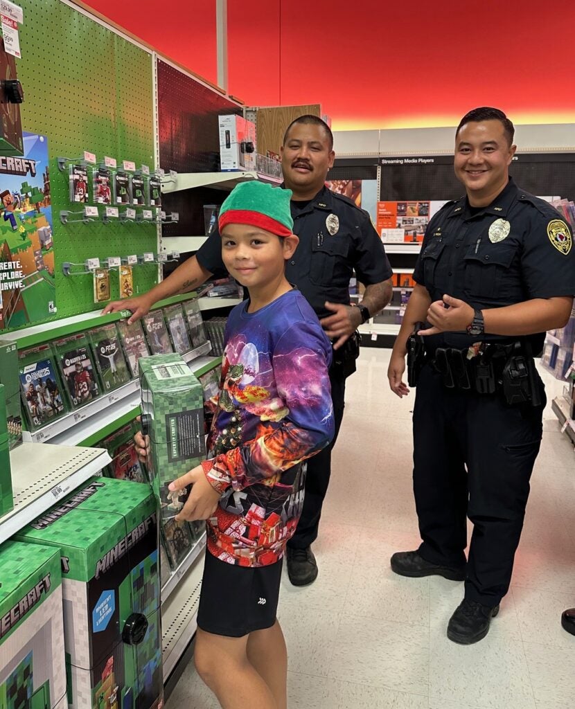 Hawaiʻi Police Department | Hilo Heroes and Helpers Event Brings Christmas Joy to East Hawai‘i Keiki