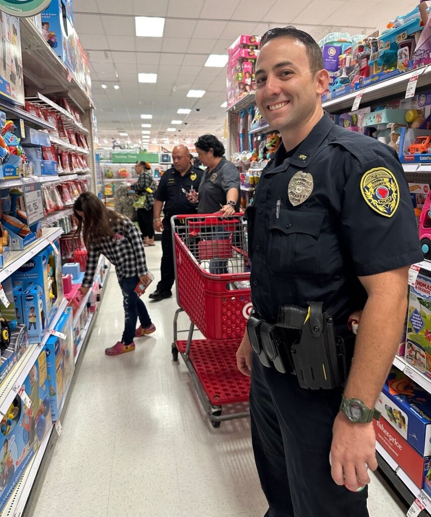 Hawaiʻi Police Department | Hilo Heroes and Helpers Event Brings Christmas Joy to East Hawai‘i Keiki